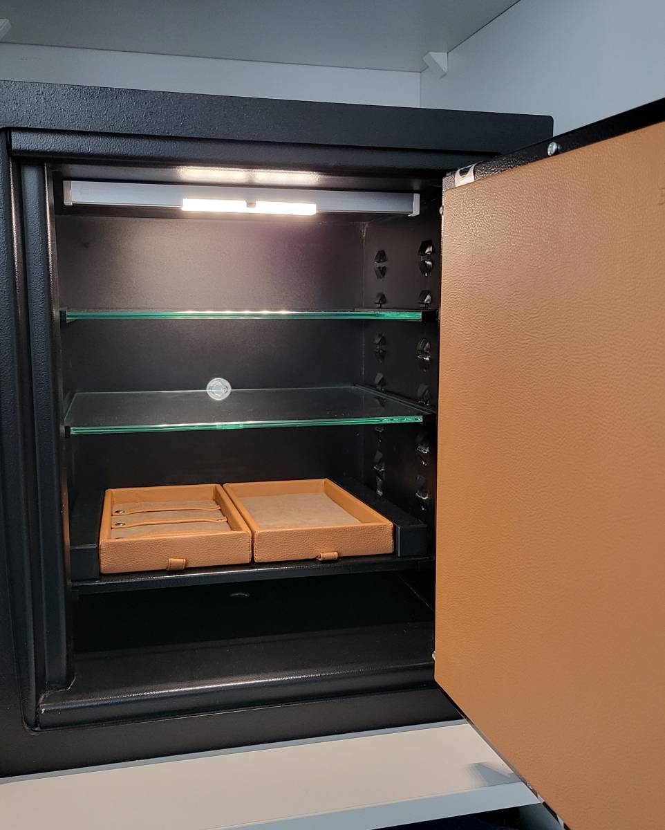 Installation de coffre fort neuf sur Toulon - Certifié Haute Sécurité ...